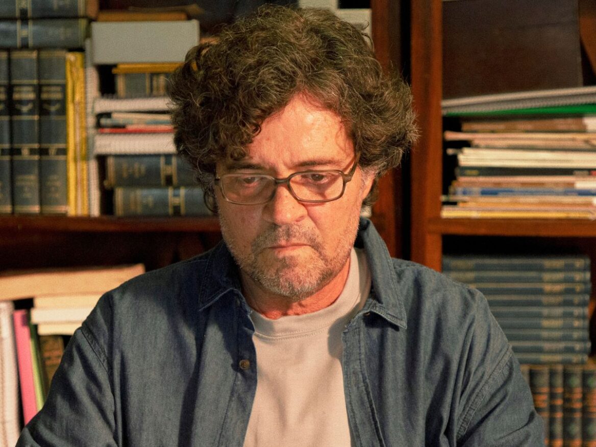 Ateu vira pastor em trailer de Santo Maldito, nova série brasileira do ...